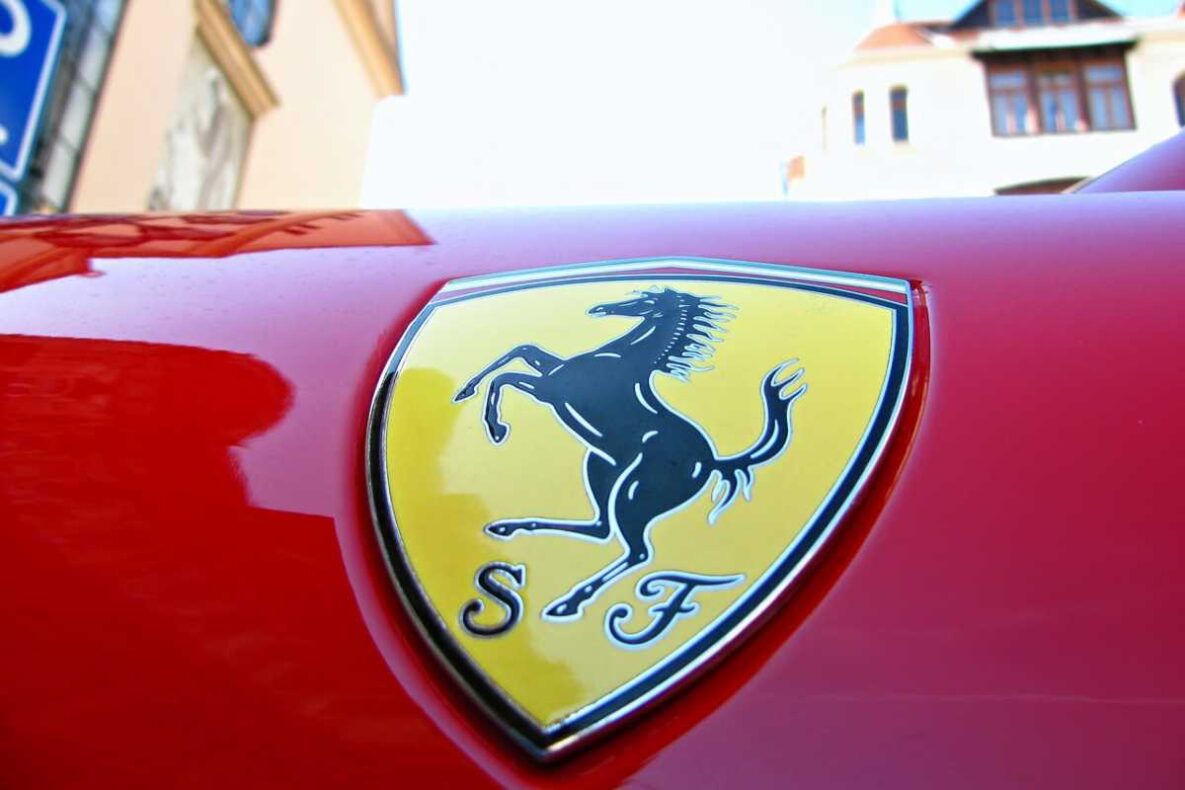 Il garage più strapieno di Ferrari che si sia mai visto: finiscono ...